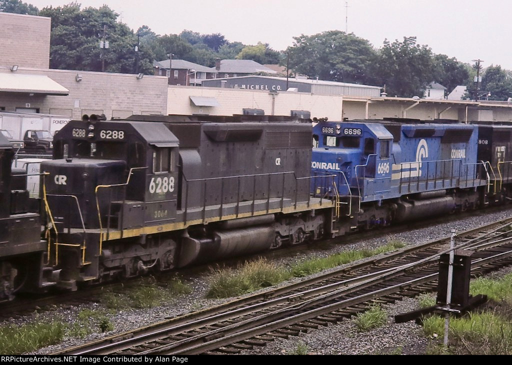 CR SD-40 6288 (ex-CNJ 3064) followed by SDP45 6696